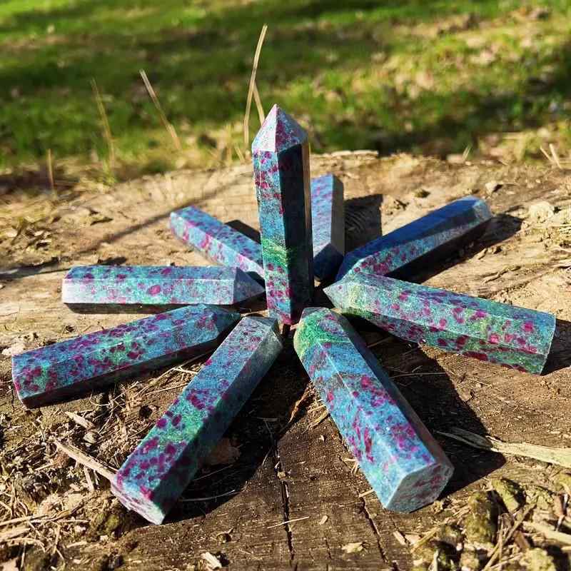 ・主な素材: 水晶・カテゴリ: 幾何学形状・種類: レッド、ブルー、グリーンクリスタル柱・サイズ展開: 7-8cm、8-9cm、9-10cm、約13×3cm、約16×3cm、約18×3cm・おすすめ用途: 結婚祝い、誕生日、出産祝い、旅行記...