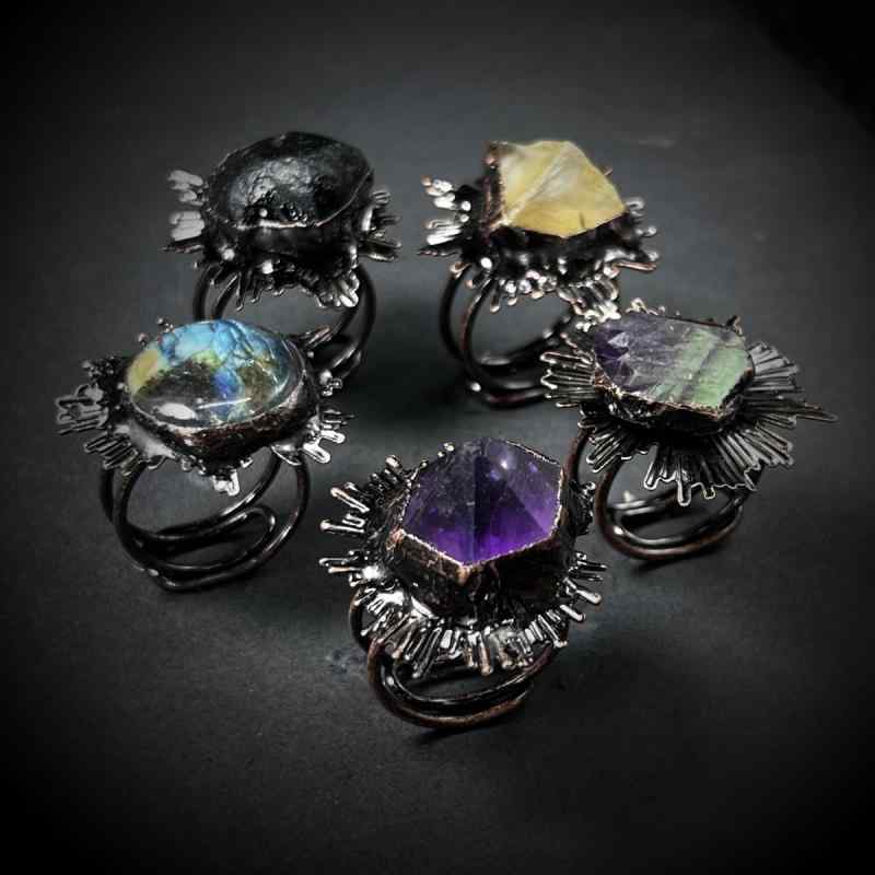 ・カテゴリ: 手元アクセサリー・素材: 水晶・加工: ハンドメイド・水晶の種類: 紫水晶・対象: 男女兼用・カラー展開: アメジスト、シトリン、グリーンフローライト、ブラックメテオライト、ラブラドライト・サイズ: フリーサイズ・デザイン要素...