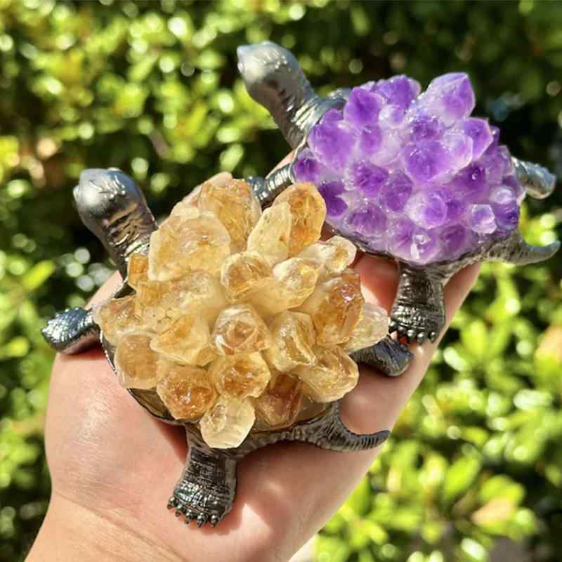 ・カテゴリ: 幾何学模様・スタイル: モダンシンプル・主な素材: 水晶・サイズ: 約11.5cm・重さ: 約280-340g・カラー展開: ゴールドタートルアメジスト、シルバータートルアメジスト、ブラックタートルアメジスト・おすすめシーン:...