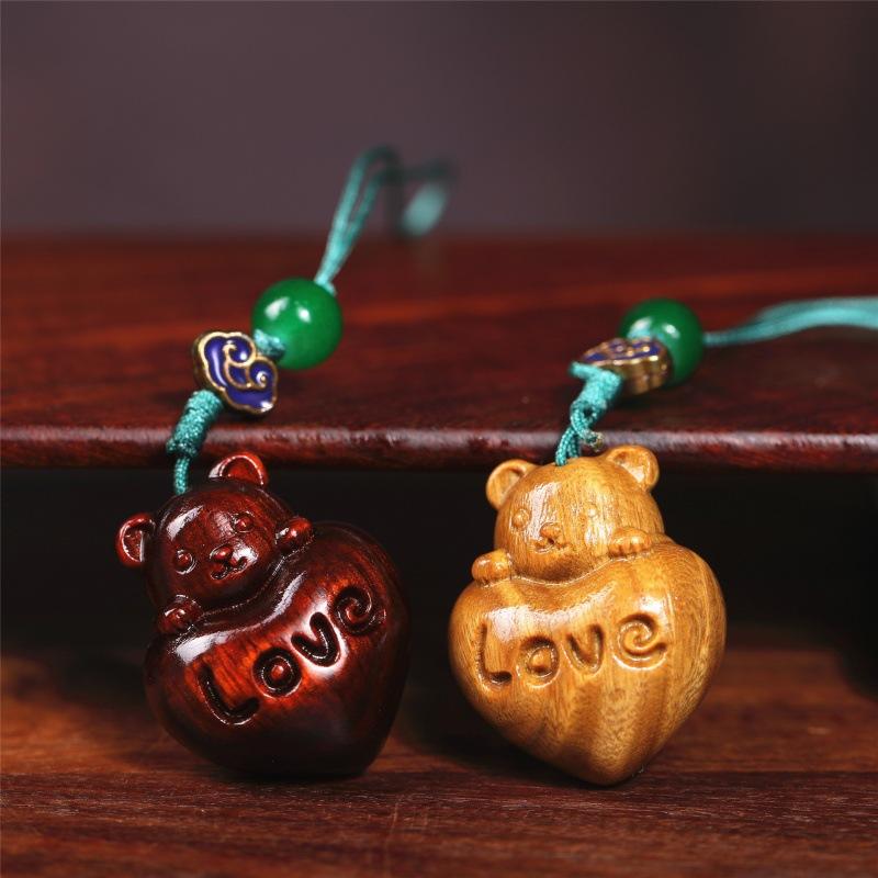 ・材質: 木質・カテゴリ: キャラクター・カラー展開: 愛心熊-紫檀、愛心熊-緑檀・スタイル: キャラクター