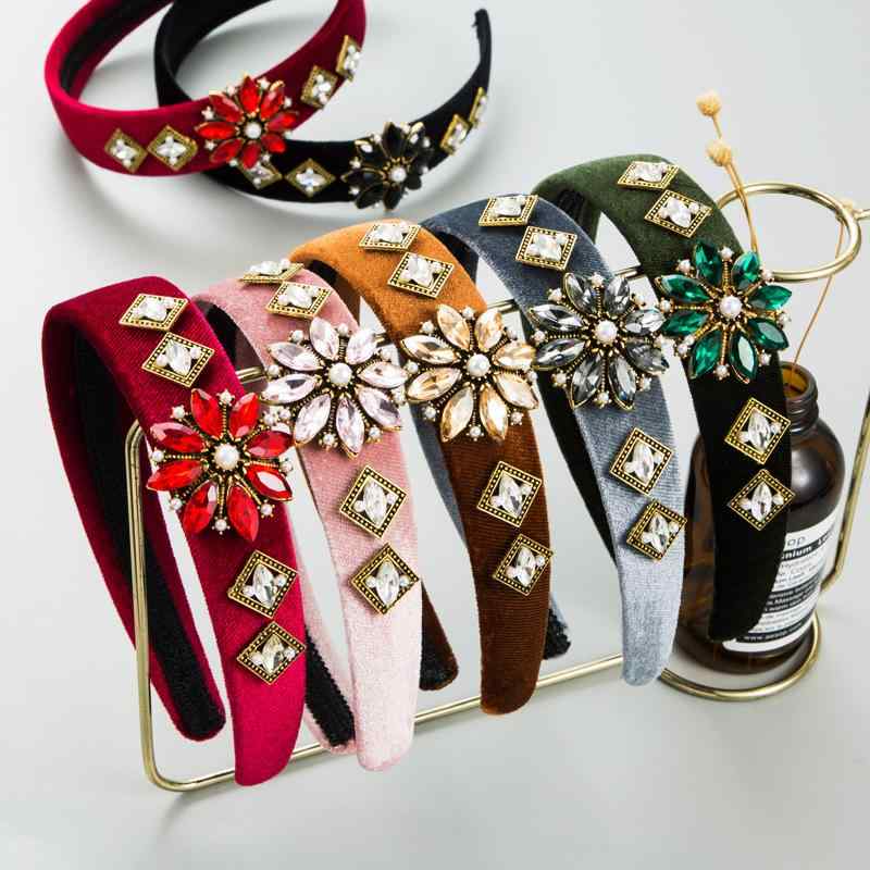 ・主な素材: ベルベット・加工: ラインストーン装飾・カラー展開: グリーン、グレー、ブラック・流行要素: 花・スタイル: レトロ・形状: ヘアバンド・スタイル分類: アートレトロ・カテゴリ: ヘッドアクセサリー・対象: 女性