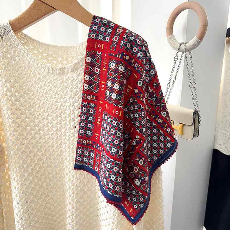 ・カテゴリ: スカーフ・形状: 正方形・スタイル: 個性的、ニッチ・主な素材: シルク100%・カラー: レッド・織り方: クレープ・デザイン要素: レース・柄: 形状、パターン・サイズ: 約65x65cm