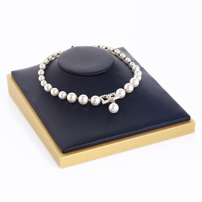 ・カテゴリ: 一体型・素材: ラバーレザー・形状: マネキン型・カラー展開: ブラックイエロー、レッドブラウン、ダークブラウン・層数: 1層・スタイル: 高級感・外装素材: ラバーレザー・製法: 縫製