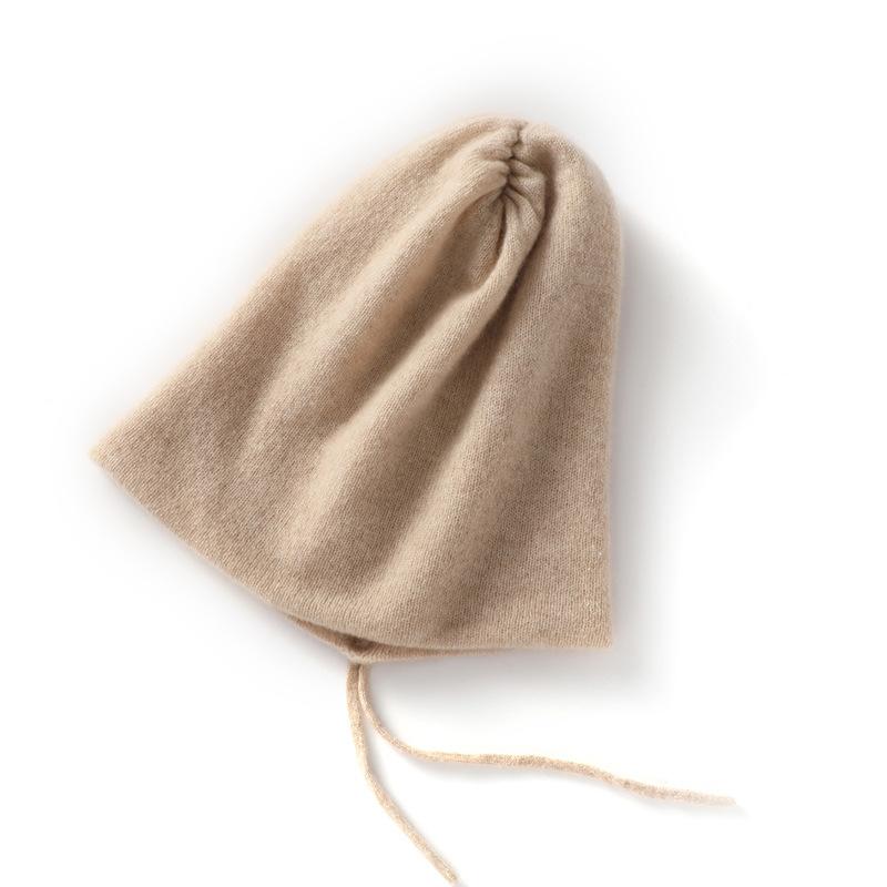 ・カテゴリ: ニット帽 ・帽子の形: 円形 ・カラー展開: ライトベージュ、ダークベージュ、ブラック ・サイズ展開: フリーサイズ ・機能: 保温 ・主な素材: カシミヤ100% ・スタイル: オフィス、シンプル ・加工: ノーアイロン