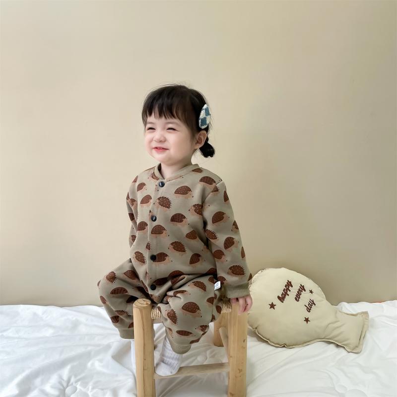 ・カテゴリ: ベビーウェア・対象年齢: 新生児（0～1歳、80cm以下）・性別: ユニセックス・袖丈: 長袖・厚さ: 厚手・主な素材: 綿・開閉: シングルボタン・スタイル: カジュアル・タイプ: ロンパース・カラー: コーヒーブラウン（ハ...