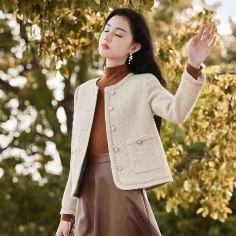 ・カテゴリ: テーラードジャケット・柄: 無地・フィット: スリム・ネックライン: ノーカラー・袖丈: 長袖・デザイン: ポケット・加工: パッチワーク・前立て: シングルブレスト・主な素材: ポリエステル95%以上・カラー展開: アプリコ...