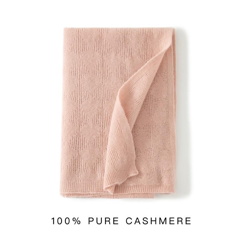 ・織り方: 経編み・柄: チェック・機能: 保温・スタイル: ミドル丈、カジュアル、きれいめ・カラー展開: オフホワイト、ライトグレー、レッド、キャメル、ピンク・サイズ展開: フリーサイズ・主な素材: カシミヤ100%・加工: 防シワ加工・...