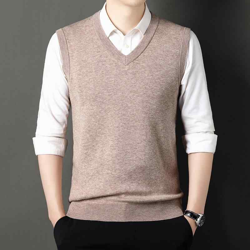 ・スタイル: ベーシック・タイプ: プルオーバー・ネックライン: Vネック・袖丈: ノースリーブ・フィット: レギュラーフィット・厚さ: 厚手・柄: 無地・主な素材: 羊毛100%・加工: 防シワ加工・カラー展開: ブラック, トープ, ミ...