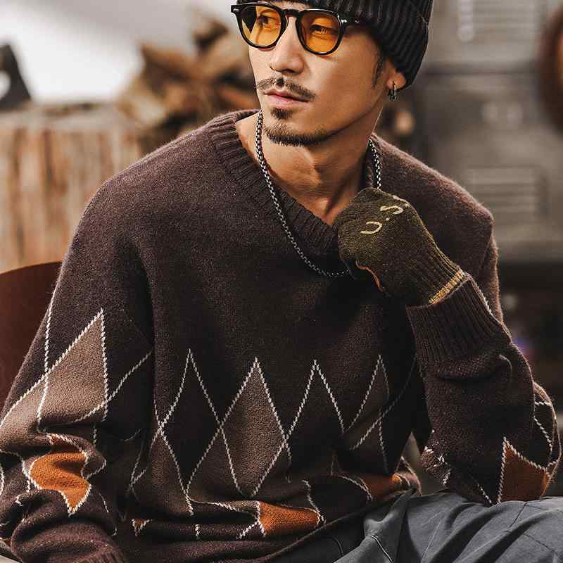 ・カテゴリ: ニット・スタイル: プルオーバー・フィット: ルーズ・ネックライン: クルーネック・袖丈: 長袖・厚み: 厚手・テイスト: 日系カジュアル・対象: 青少年・主な素材: アクリル・着用シーン: カジュアル・カラー展開: ブラウン...