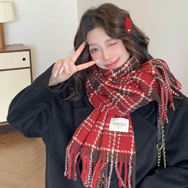 ・編み方: 経編み・機能: 保温・スタイル: ミドル丈、キャラクター、キュート、スウィート、フレッシュ、エレガント・柄: ライン、幾何学模様・カラー展開: ロングフリンジチェック (レッドグリーン、アボカドグリーン、レッドブラウン、ブラック...