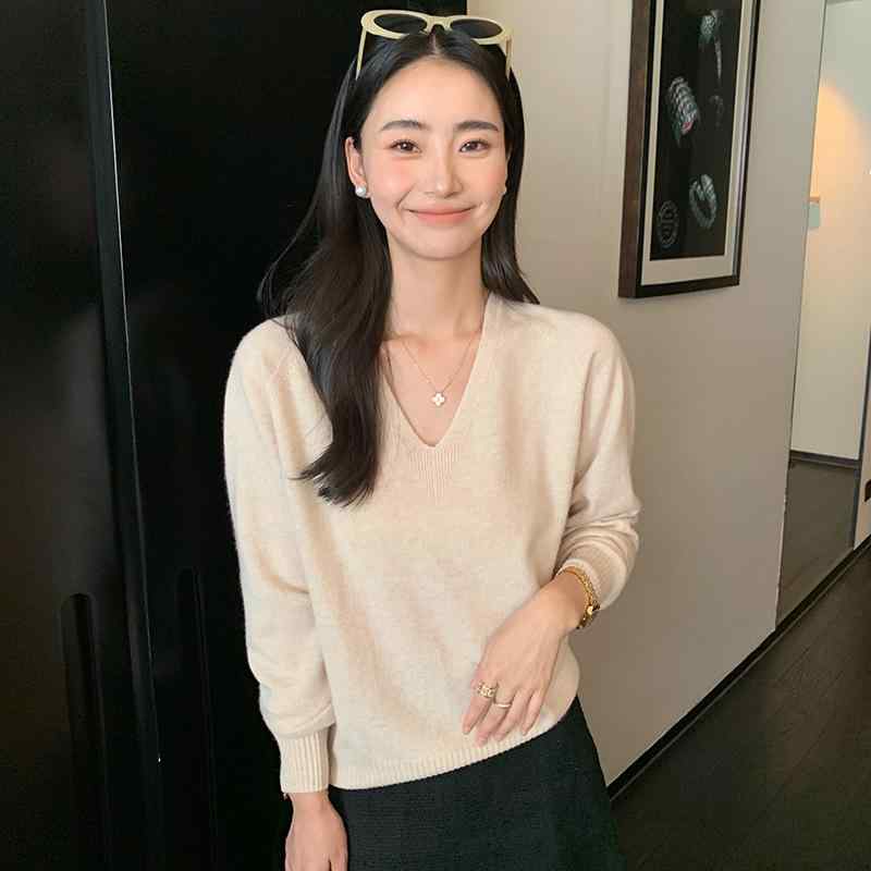 ・カテゴリ: ニット・スタイル: きれいめ通勤・主な素材: 羊毛50～70%、カシミヤ30～50%・柄: 無地・フィット: レギュラー・袖タイプ: レギュラー・ネックライン: Vネック・袖丈: 長袖・着丈: 約50～65cm・加工: ノーア...