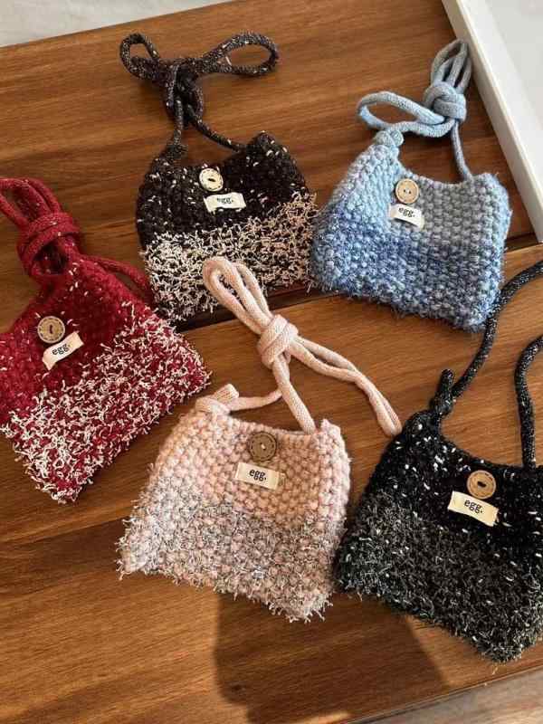 ・カラー展開: アンゴラレッド、スカイブルー切り替え、ブラック、ブラックグレー切り替え、アンゴラレッド切り替え、ピンク切り替え、ブラックホワイト切り替え・スタイル: フレッシュスイート・主な素材: ポリエステル・バッグのスタイル: ミニスク...