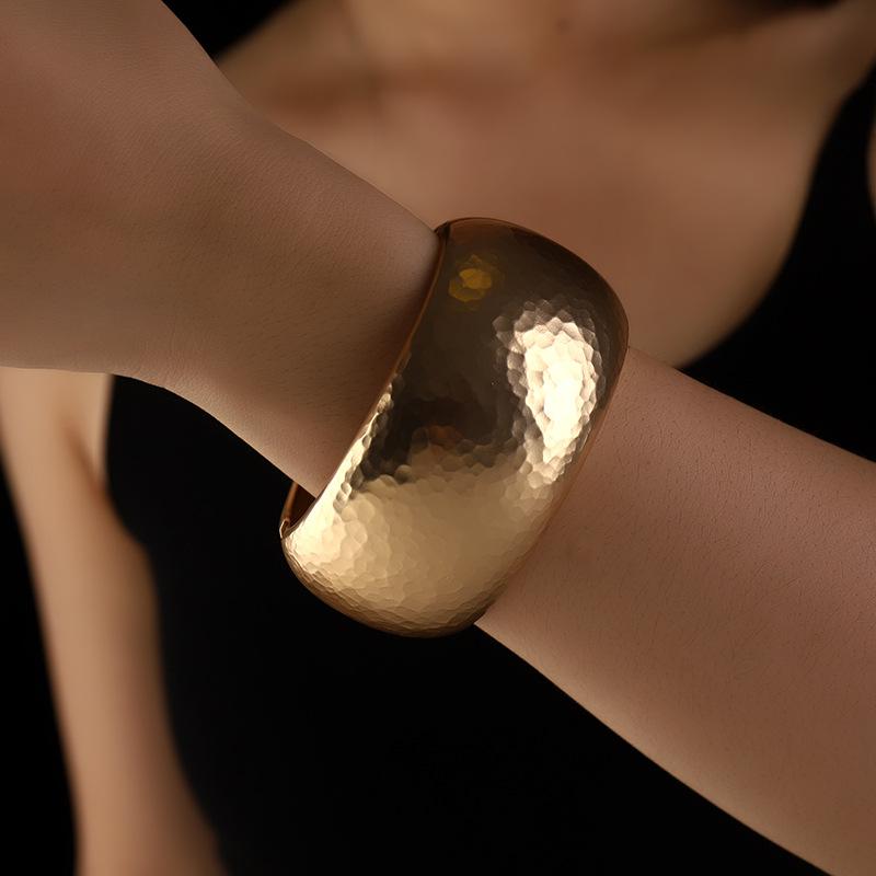 ・カテゴリ: 手元アクセサリー・主な素材: 金属・加工技術: 電鍍・スタイル: ライトラグジュアリー・スタイル分類: ファッション通勤・柄: 円形、幾何学模様・カラー展開: マットゴールド、マットシルバー