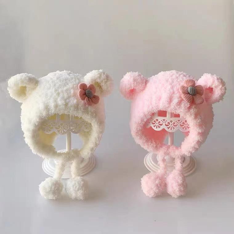 ・カテゴリ: ニット帽・カラー展開: ホワイト、ピンク・帽子の形状: 鐘形・機能: 保温・スタイル: キュート・主な素材: ポリエステル61〜70%・柄: 植物、模様