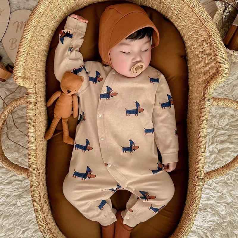 ・カテゴリ: ロンパース、カバーオール・スタイル: キャラクター・主な素材: 綿91〜95%・厚さ: 厚手・袖丈: 長袖・柄: ダックスフント・対象年齢: 乳幼児 (1〜3歳)・サイズ展開: 66cm、73cm、80cm、90cm