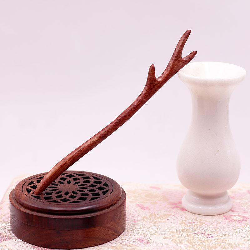 ・主な素材: 紅木・カテゴリ: かんざし・対象: 女性・カラー展開: 紅木色・サイズ: 約18cm・贈答シーン: 結婚式、誕生日・贈答相手: カップル、夫婦、友人、同級生、恩師・スタイル: モダンシンプル・使用形式: 装着式