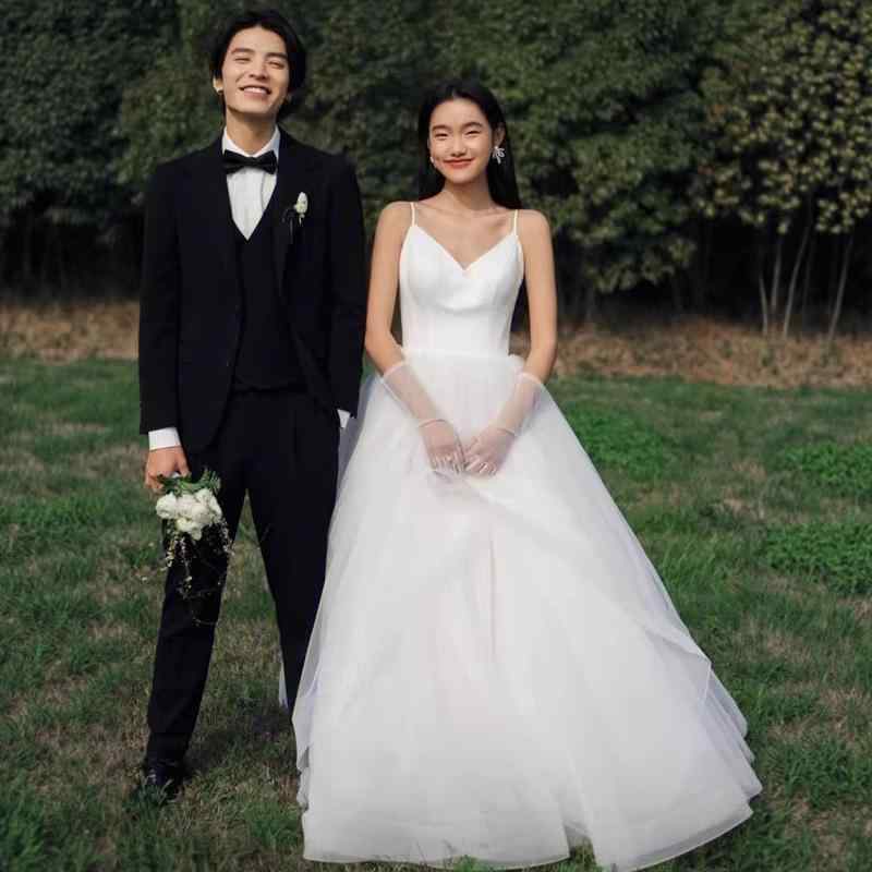 ・カテゴリ: 婚紗・ドレス・主な素材: ポリエステル・カラー展開: ホワイト、ブラック・サイズ展開: XS、S、M、L、XL・シルエット: Aライン裙・デザイン: 無地・スタイル: キャミソール・袖丈: ノースリーブ・着丈: ロング丈・ウエ...