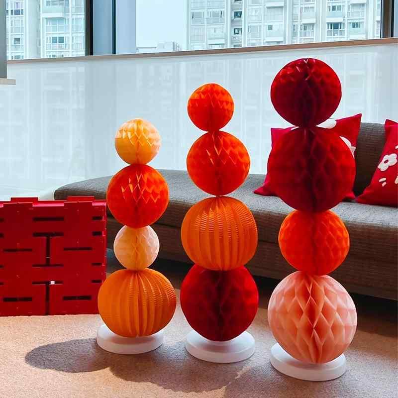 ・カテゴリ: 結婚式用装飾品・主な素材: 油塑紙・カラー展開: レッド、オレンジ、ベージュ、ライトピンク、ローズレッド、ピーチ・サイズ展開: 10cm、15cm、20cm、25cm、30cm、伸縮ポール2m・仕様: ハニカムボールコラム、パ...