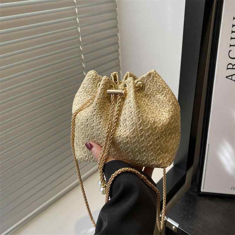 ・カテゴリ: 水桶包・カラー展開: アイボリー、カーキ・スタイル: アーバンミニマル・サイズ: 中・デザイン要素: ステッチ・裏地素材: 合成皮革・形状: バケツ型・開閉方式: ドローストリング・バッグ内部構造: ファスナーポケット・硬度:...