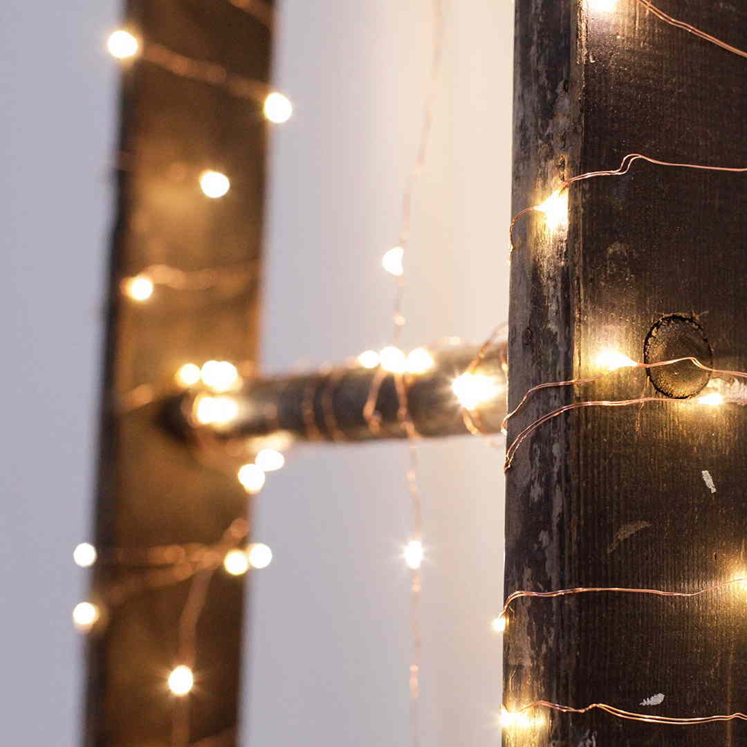 ニューヨークを拠点に置く雑貨ブランド『KIKKERLAND （キッカーランド）』社から、20個のledがワイヤーに直接 つながっているストリングライトが登場です。 スイッチを入れるとほんのり照らすやわらかい 灯りが広がります。 タイマー機能...