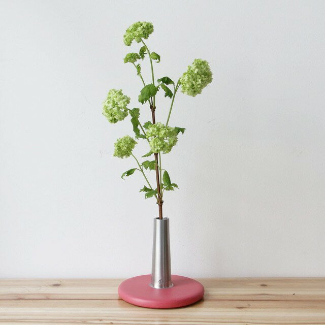 薄い円盤状のベースに伸びた花。 今日の一輪を飾れるような口径20mm程のアルミ製フラワーベース。 円盤状の土台なので安定感もあり、ちょっと高さのある花も より一層映えるグッドデザイン。 通常の筒状フラワーベースに比べ水の使用量も少なく済み、...
