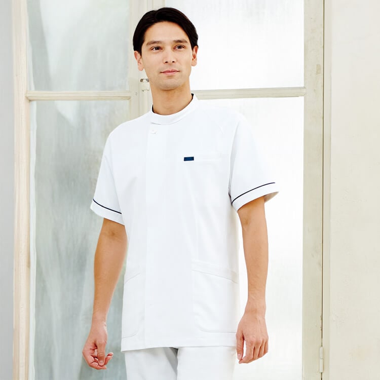 【ケーシー白衣ジャケット】メンズ「吸汗速乾＆制菌制電」透け防止 S〜4L ホワイト×ネイビー 男性医師 / 看護ウェア ◆ 吸汗速乾 肌面を綿素材にすることにより 吸水性が上がり、快適な着心地 のケーシー白衣メンズ用。 ◆ 制菌加工 感染症...