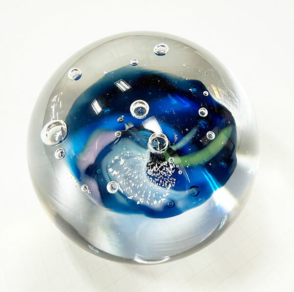 商品詳細 サイズ 直径約6.5cm×高さ約5.5cm 重さ 約320g ※こちらの商品は、一つ一つ手作りのため、模様や大きさに多少の違いがございます。 作者紹介 作者 専修館ガラス工房　藤井哲信 【来歴】 '56　徳島県生まれ '89　能登...