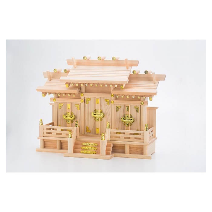 【特徴】■日本の職人さんが一つ一つ手造りしている従来型の屋根違い三社タイプの神棚です。■（底部スライド式の為底から御神札をお納めください）国産東農桧国内生産 [サイズ]:51cm × 22cm × 40cm