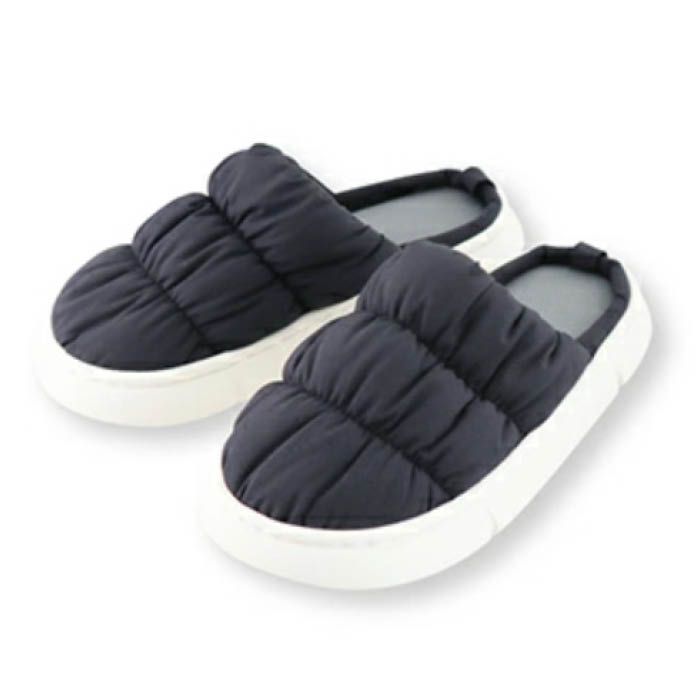 [特長]：■柔らかい中綿クッション入りのソールとやわらかなアッパーによる、足を優しく包■み込むフィット感が特徴です。脱ぎ履きのしやすいサボタイプで、アッパーのギャザーが柔らかな雰囲気を生み出します。■ボリュームのある大型ソールが適度なリラッ...