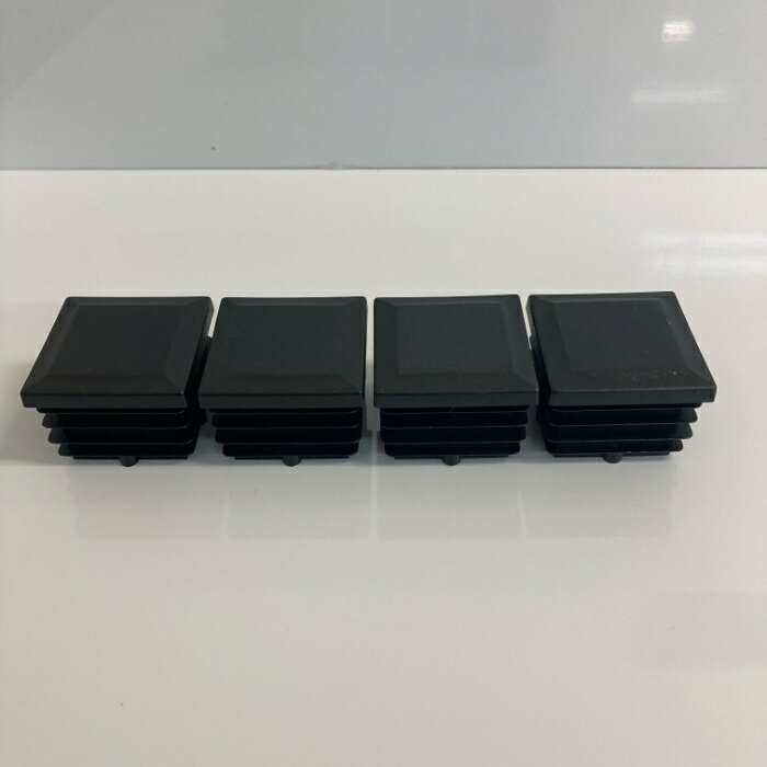 ■40角パイプに取り付ける樹脂キャップ4個入り。■40mm角パイプ先端にゴムハンマー等ではめ込み、雨、ゴミ等の侵入を防ぎます!■挿入部にカエシが付いていますので抜けにくいタイプです。■色:ブラック■材質:樹脂