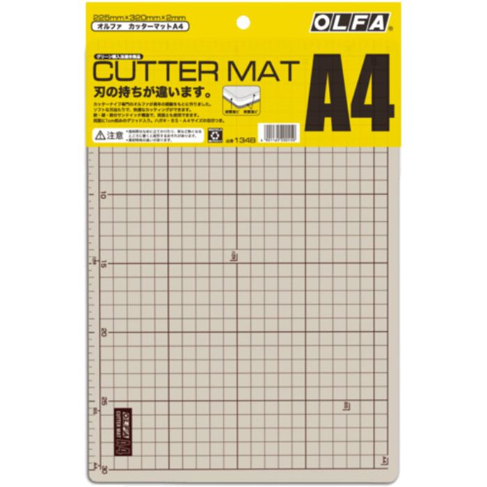 【特徴】・安定したカッティングに欠かせないカッティングマットです。軟・硬・軟の塩ビの3層構造で、両面とも使用できます。・表は目に優しいソフトグレー、裏は落ち着いた印象のブラウンのカラーリングです。・グリーン購入法適合品です。・GPNエコ商品...