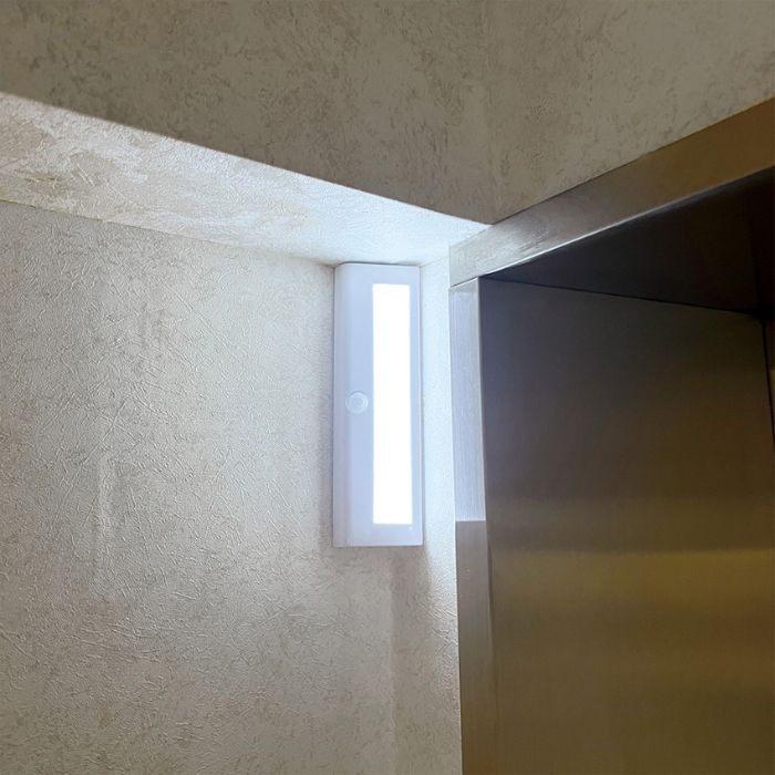 [特長]：■人を感知すると自動で点灯、自動で消灯（点灯時間：約15秒）■停電時も安心（常時点灯モードあり）■玄関・階段・廊下・トイレ・洗面所・外壁・納戸・アウトドアなどに■電池式でどこでも簡単設置■磁石内蔵で鉄柱や鉄製ドアにも設置可能[仕様...