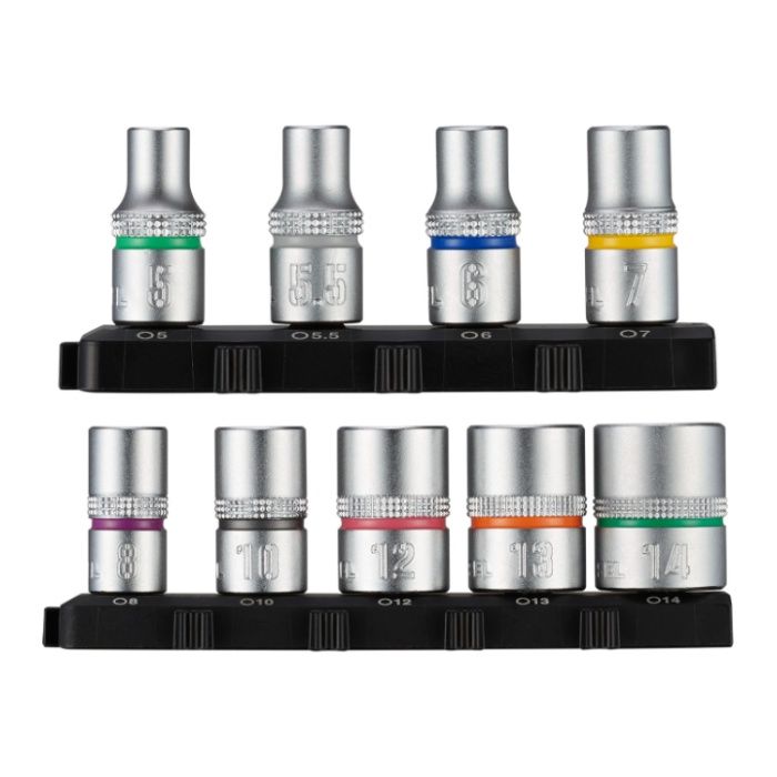 【特長】●ハンドツールで使える交換用ソケットの9本組セットです。　 6.35mm角（1/4sq）軸に対応します。●カラーコードで見た目でサイズが分かりやすいです。●指先で回せるローレット加工を施しています。●持ち運びや収納に便利なホルダー付...