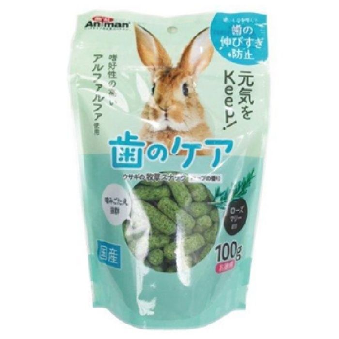 [特長]：■うさぎの健康維持に役立つ、「シャンピニオンエキス」や「キシリトール」を配合。■ローズマリーも入った爽やかなおやつです。■デンタルケアを意識した、おいしいおやつです。■天然消臭成分を配合。排泄臭などの、気になるニオイを抑えます。[...