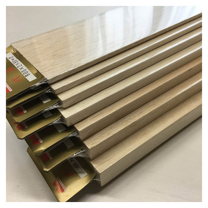 [仕様]：■材質：バルサ■長さ：約600mm■厚み：約15mm■幅：約80mm[特長]：■非常に軽く加工性は随一です。■ハリウッドなどでは、映画のセット作成にも使用されています。[用途]：■模型工作に最適です。■釣りで使用する『浮き』や模型...