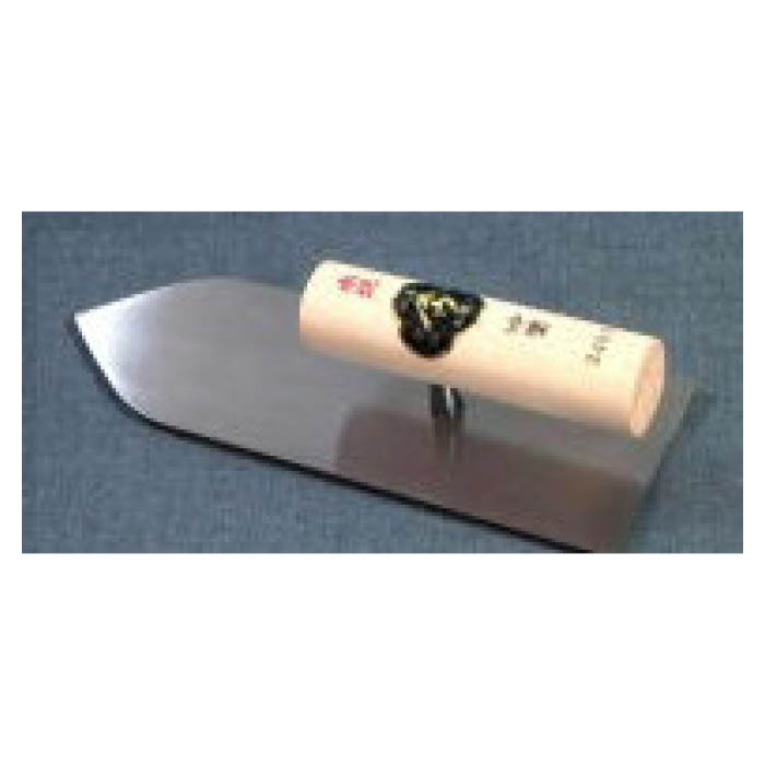 特長：使い込む程に愛着の増すカシメ鏝です。一つ一つのコテに厳密な熱処理を施し、最適な重量バランスになるよう削り込んで仕上げています。用途：下地の塗り付けにサイズ：幅8cm奥行22.3cm高さ6.5cm