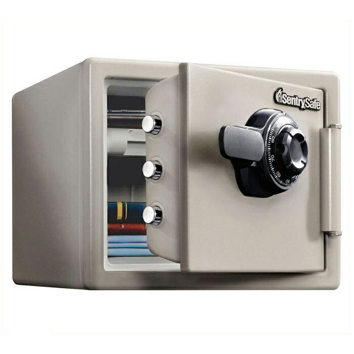 安心のビッグボルトと、デジタルメディアも守る高い耐火性能[特長]:■60%UPの太いカンヌキとこじ開け防止を備えた蝶番によるハイセキュリティ構造!■熱にデリケートなCD/DVDも火災から守る高い耐火性能を装備。■揺るぎない強さを手に入れた金...