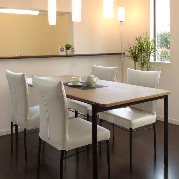 カフェ風にも西海岸風にもコーディネイトできる人気のスチール脚ダイニングシリーズ。汚れや水分に比較的強いウレタン塗装仕上げ。