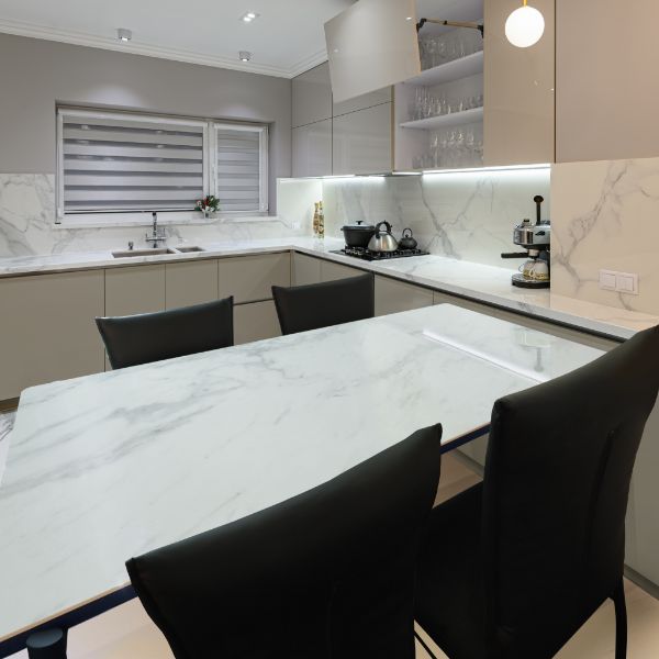 現代的かつ無機質な素材が特徴的な人気のスチール脚ダイニングシリーズ。