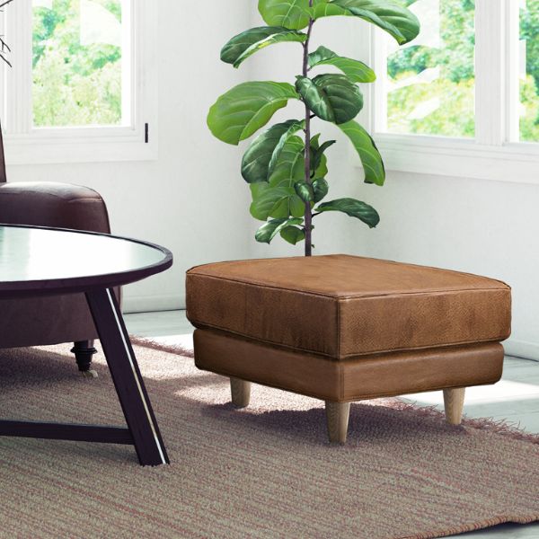 お部屋をスタイリッシュに格上げしてくれる合皮カバータイプのソファ。モダン空間との相性がよく、リビングを大人のくつろぎの空間へ変えます。