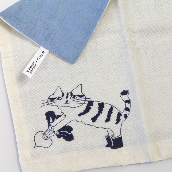 ギフト対応 旅するレストラン「トラネコボンボン」図案の、とてもやわらかいガーゼハンカチです。 インド綿のオーガニックコットンを使用し、 仕上げに釡でじっくり丁寧に揉み込むことで、 この上ない柔らかさのガーゼが出来上がりました。 サイズ：約2...