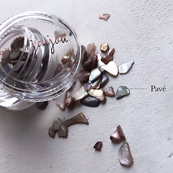 くすみカラーの着色に拘ったオリジナルミックスカラーのシェル『Pav? パヴェ』が登場！ヨーロッパの石畳をイメージして数種類のカラーをミックスして作りました。程良いくすみ感を持たせ、落ち着きのあるダスキーカラーに仕上げております。約0.2?1...