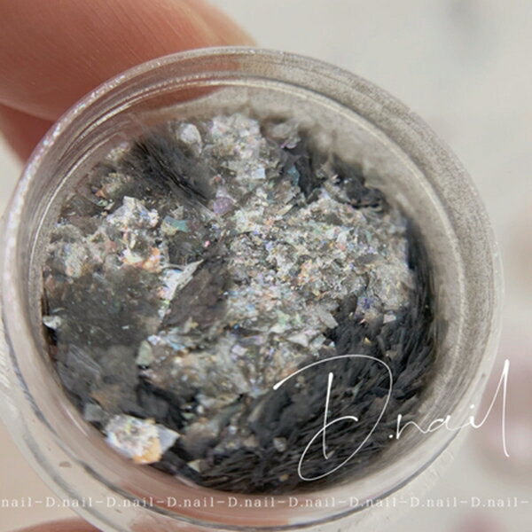 Lシャイニーに輝き、ベースカラーも変化できます。全体に塗布すると、ミラーのような輝きに！（2サイズ展開）0．4gLシャイニーに輝き、ベースカラーも変化できます。全体に塗布すると、ミラーのような輝きに！（2サイズ展開）0．4g