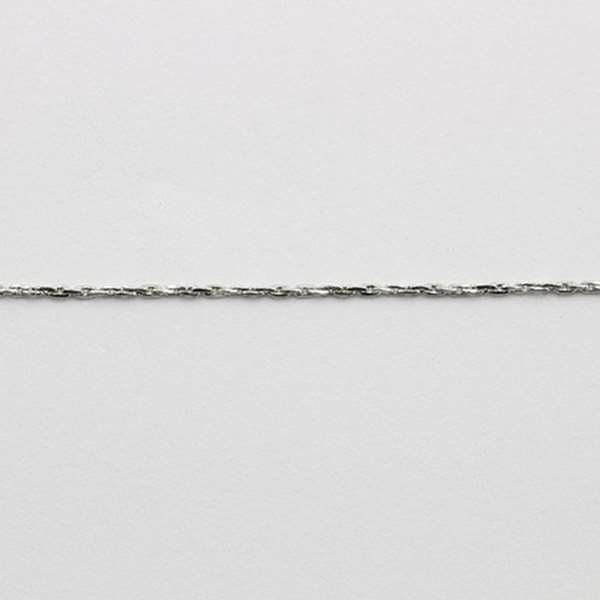 クロムシルバー約0.8mm幅の細いタイプのチェーンです。お好みの長さにカットしてお使いください。製品の特性上、最初は上手くしならない場合がありますが、その場合はやさしくほぐす事で使用しやすくなります。※製造ロットによって多少の色味や形状、個...