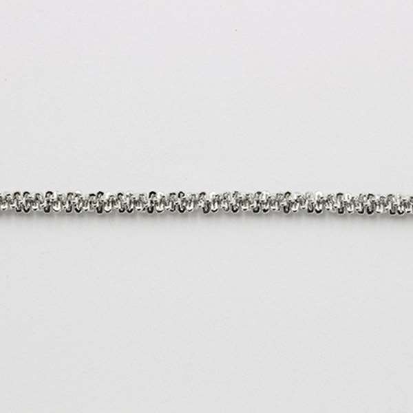 クロムシルバー約2mm幅の何本か束ねたような厚みがあるチェーンです。お好みの長さにカットしてお使いください。※製造ロットによって多少の色味や形状、個体のサイズが異なる場合がございます。10cmクロムシルバー約2mm幅の何本か束ねたような厚み...