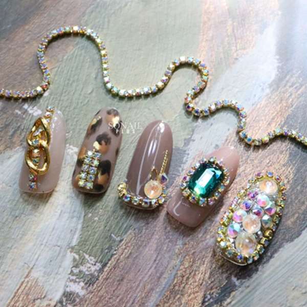 オーロラ　FY000170AIKO先生セレクトの商品です。角度によって異なる輝きを見せてくれるオーロラカラーのデコパーツ。チェーンタイプなのでお好みの長さにカットしていただけます。ブルー系のネイルと合わせて星を表現、その他にもアクセントやゴ...