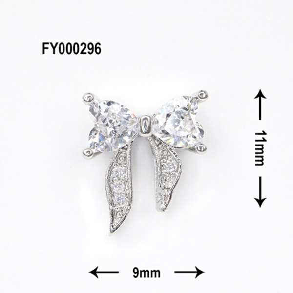 シルバー　FY000296山崎先生セレクトの商品です。ハート型のストーンを向かい合わせにして作られたリボン型のネイルパーツ。まるで風に揺られているかのような軽やかさがあり、ガーリッシュでありながらも綺麗。ハートやリボン好きにはたまらない愛ら...