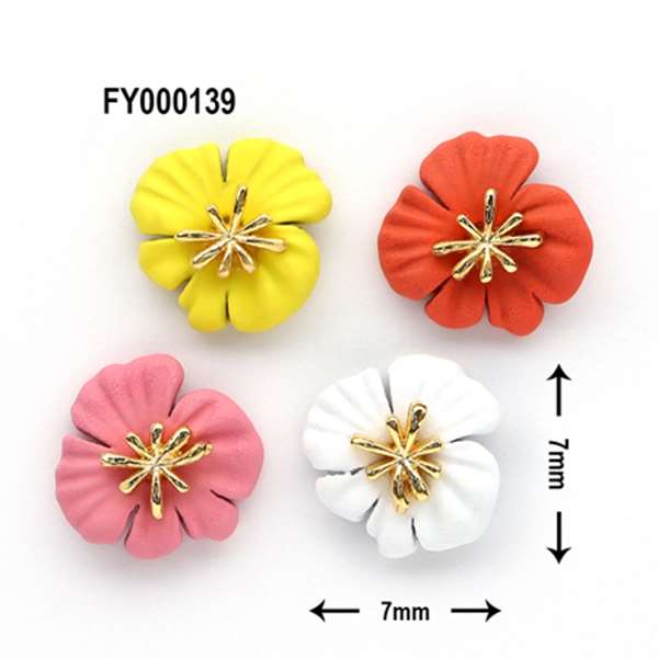 FY000139　SONAIL PLUS x 山崎先生セレクトの商品です。夏にぴったりなハイビスカスをモチーフとしたパーツです。立体的に見える繊細なデザインです。カラフルなお花にゴールドをメタル合わせた大人可愛いパーツです。回りが薄めで爪に...