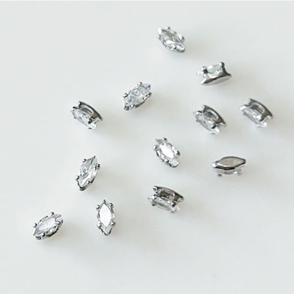 商品到着後レビューを書いて次回使える200円OFFクーポンGET！！ マーキーズ トレンドに左右されずどんなシーンやスタイリングにも合わせられるプチジュエリー。上品な輝きは一粒でもデザインがクラスアップされます。 12P 背面カーブなし 縦...