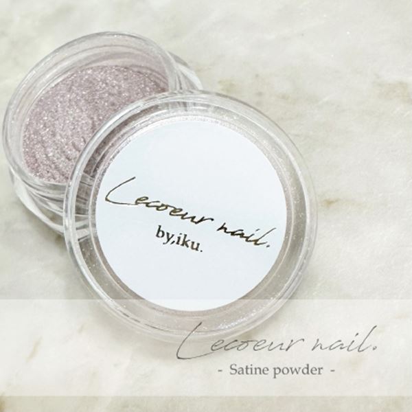 商品到着後レビューを書いて次回使える200円OFFクーポンGET！！サテンのような質感を纏わせる魅惑のパウダー..どんなお色味と組み合わせても上品な艶めき..ツルツル感を消した、絶妙な質感を表現できる..そんなパウダーを作りたくて、開発いた...